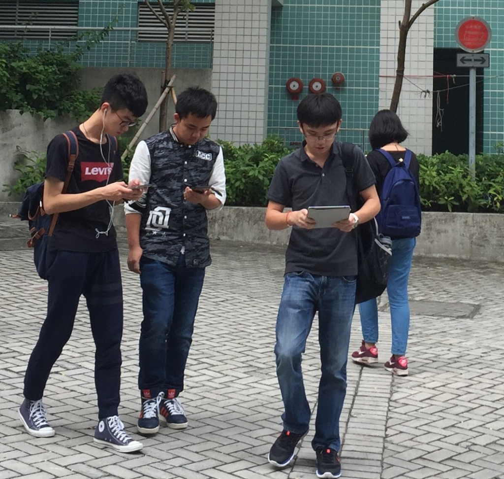 “Smartphone Zombies” in Danger – News For Kids